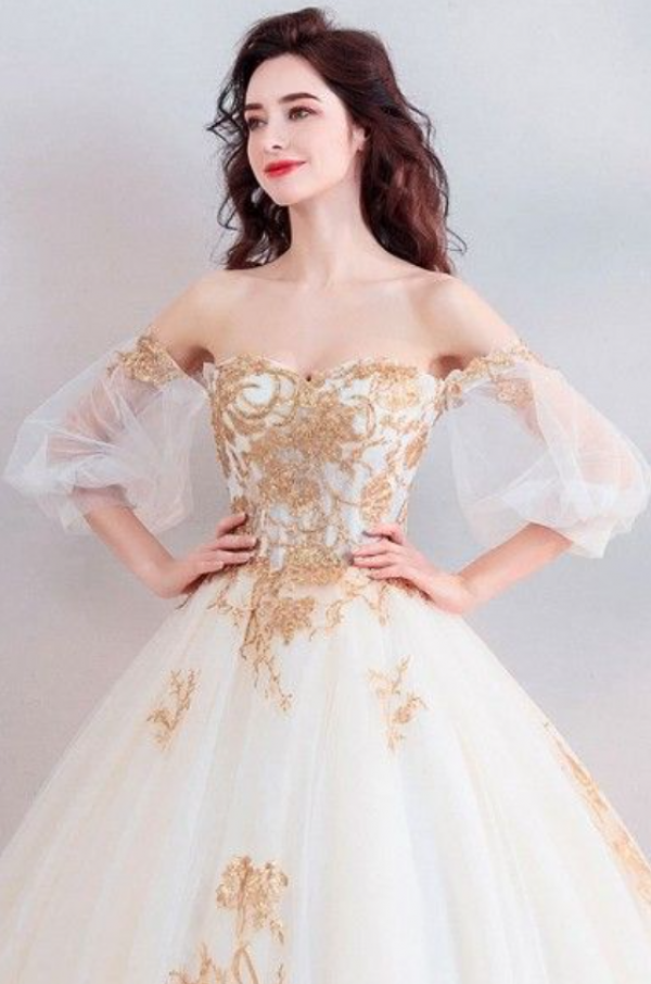 Gaun Ball Gown Berwarna Emas - Desain id